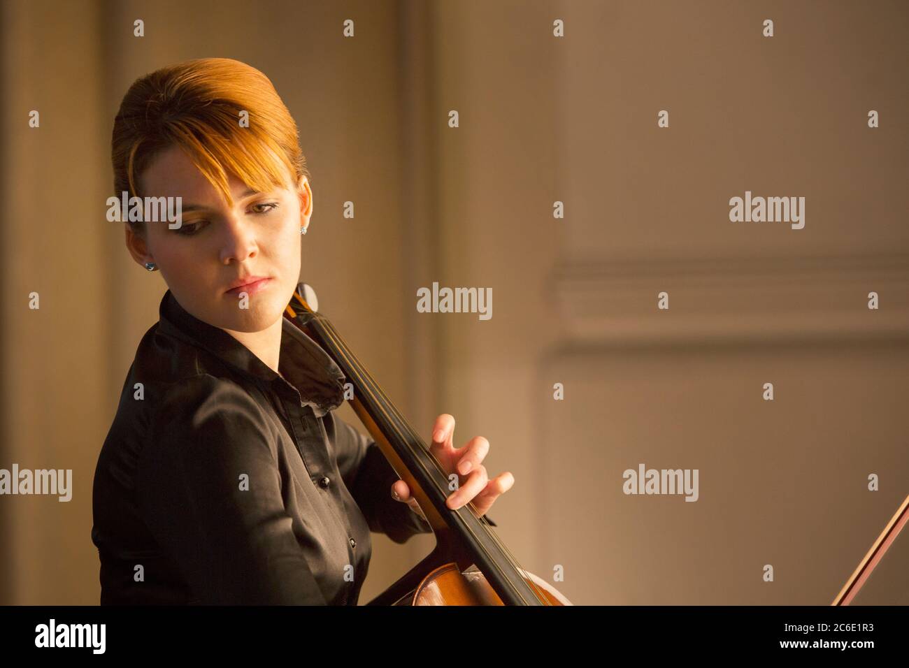 Cellist hi-res stock photography and images - Alamy