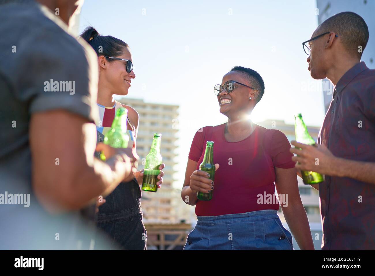 Four friends drinking beer outdoors hi-res stock photography and images ...