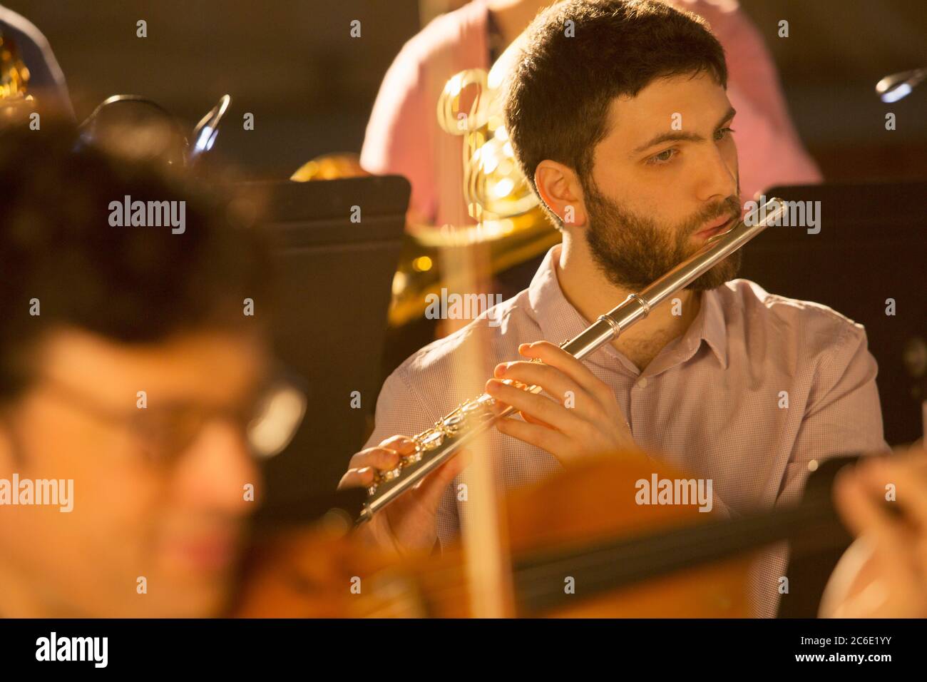 Violin orchestra london hi-res stock photography and images - Alamy