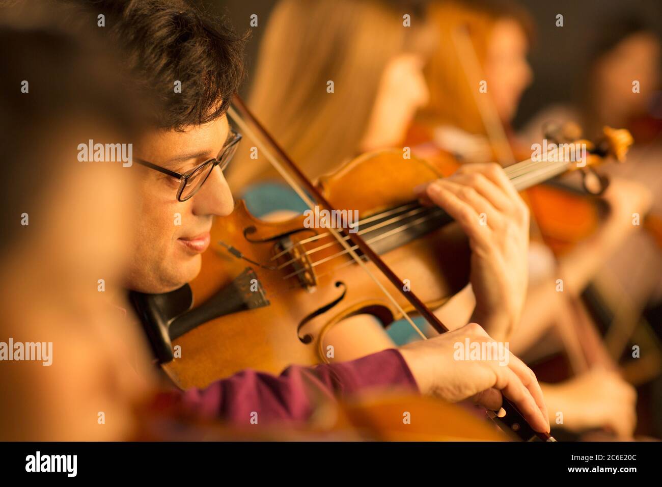 Violinist man orchestra hi-res stock photography and images - Alamy