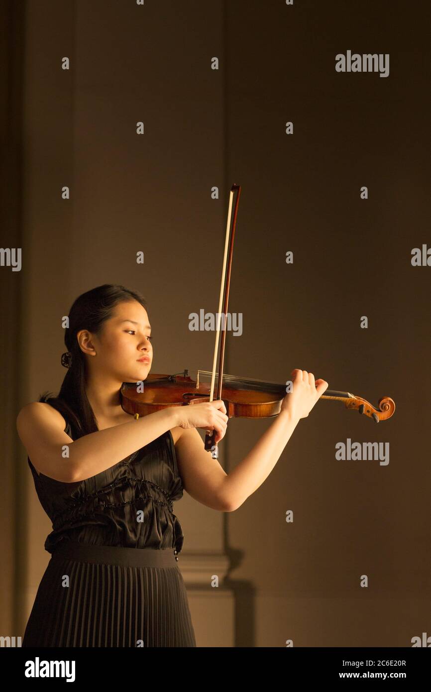 Standing violinist hi-res stock photography and images - Alamy