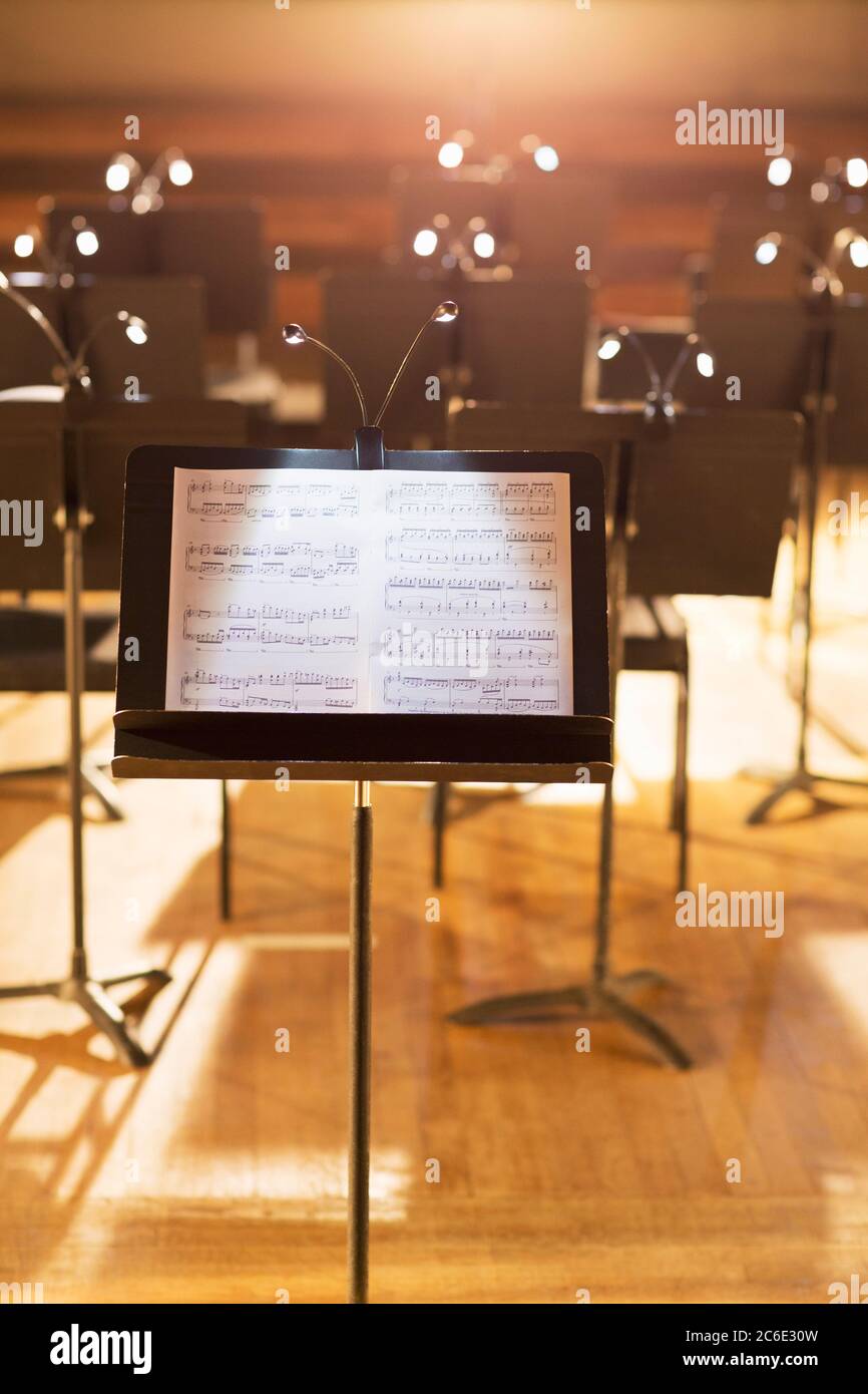 Sheet music stand hi-res stock photography and images - Alamy