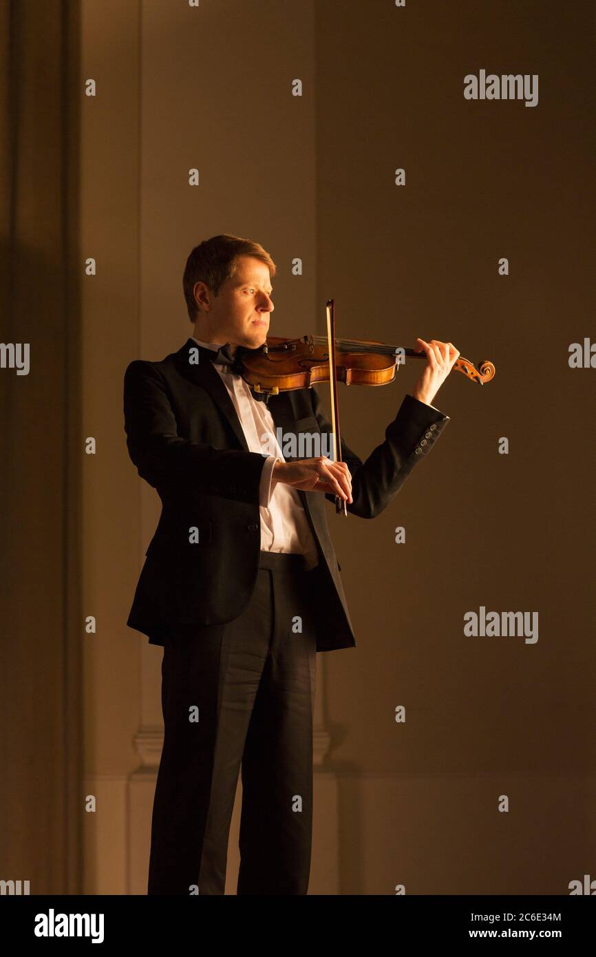 Standing violinist hi-res stock photography and images - Alamy