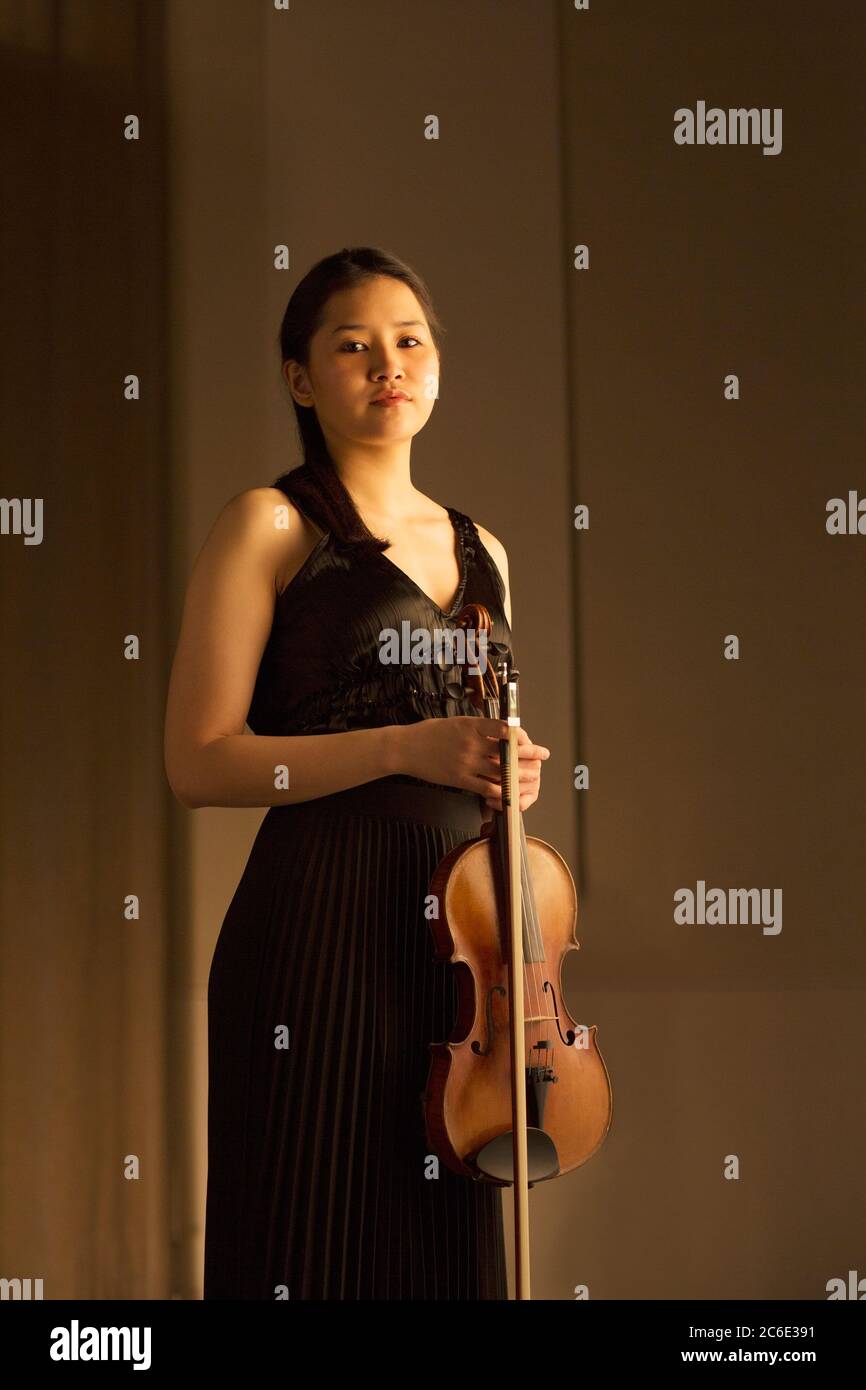 Portrait of violinist Stock Photo - Alamy