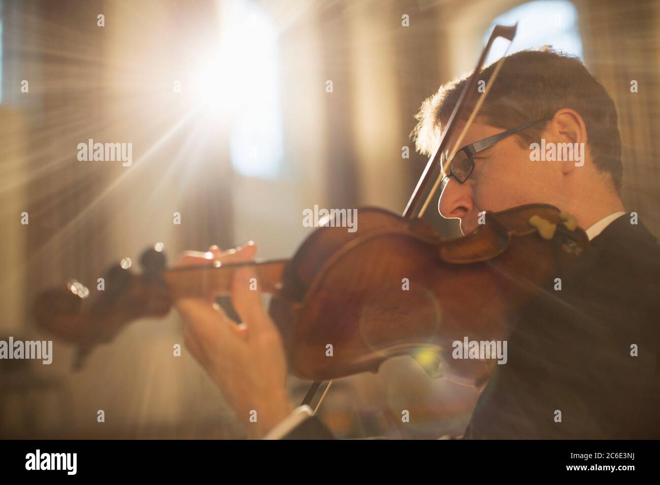 Man playing violin side view hi-res stock photography and images - Alamy