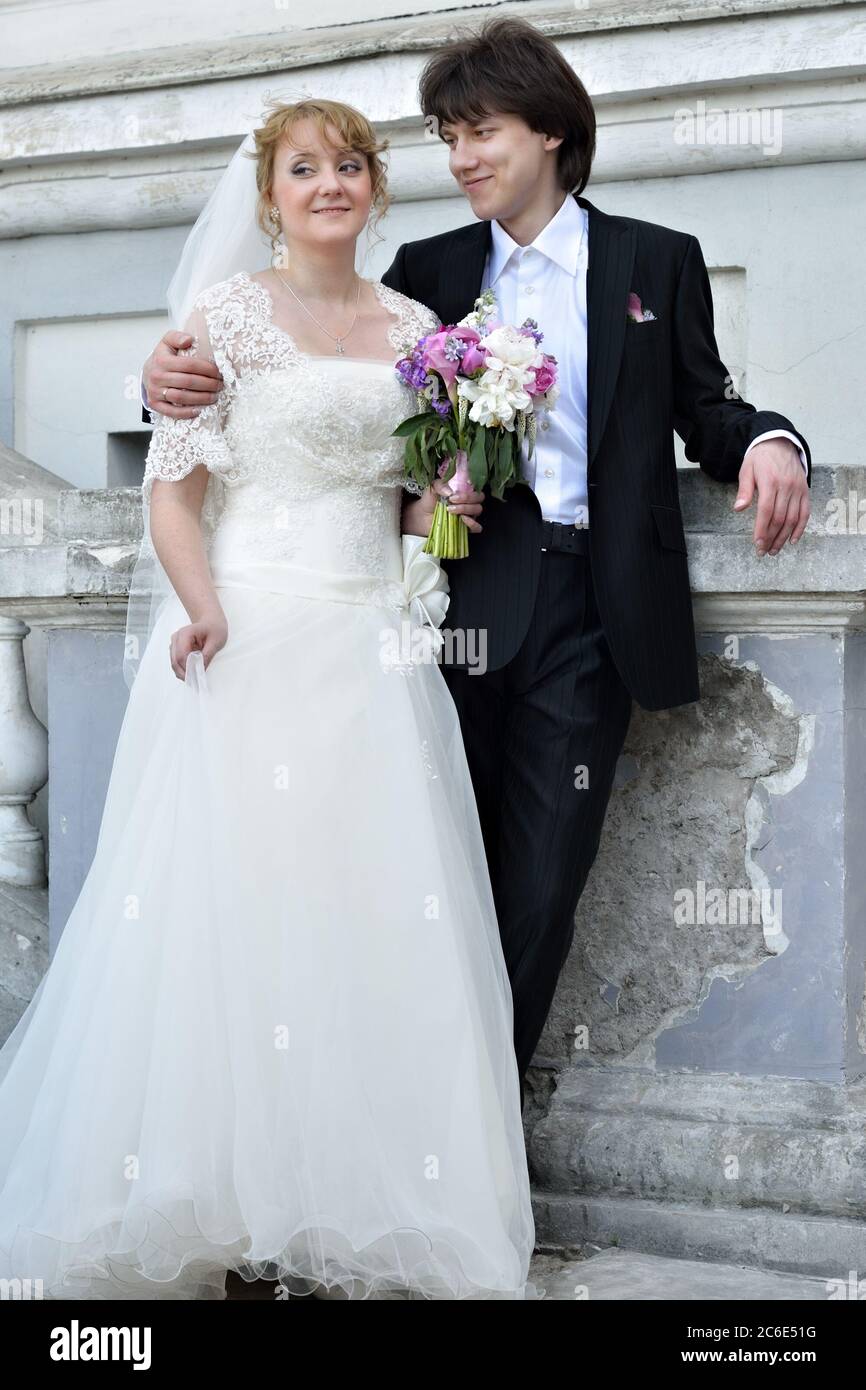A just married couple, happy bride and groom Stock Photo - Alamy
