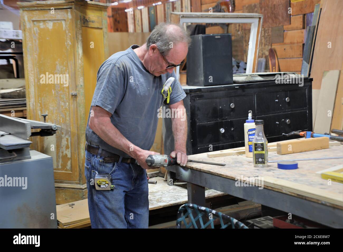 Real repair hi-res stock photography and images - Alamy