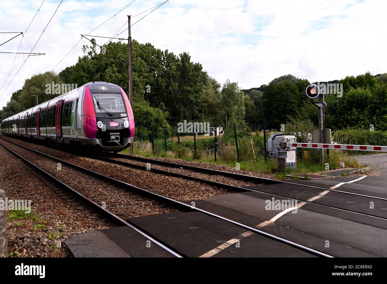 Railway tracks through countryside hi-res stock photography and images ...