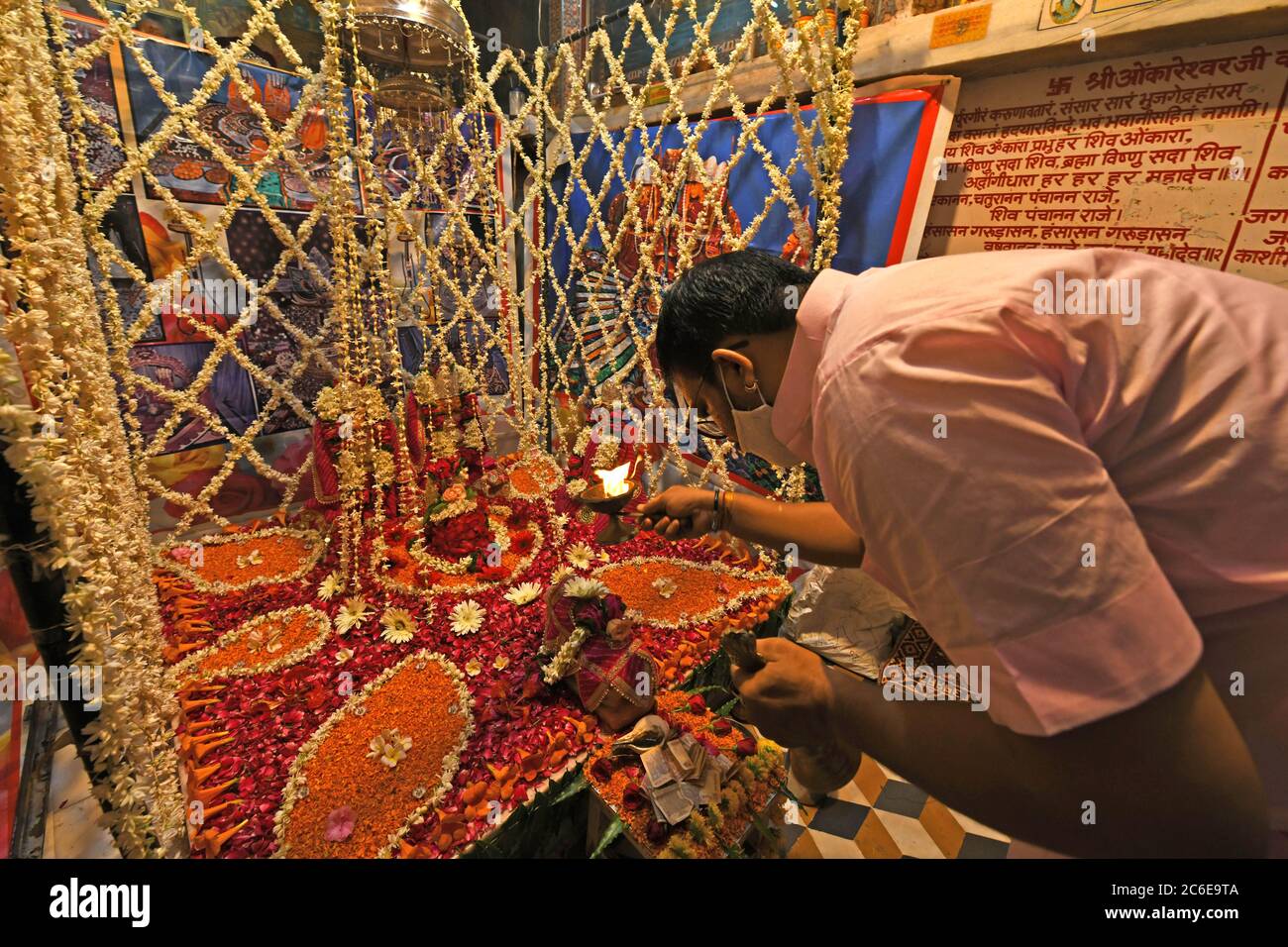 Hindu priest aarti rituals temple hi-res stock photography and images ...