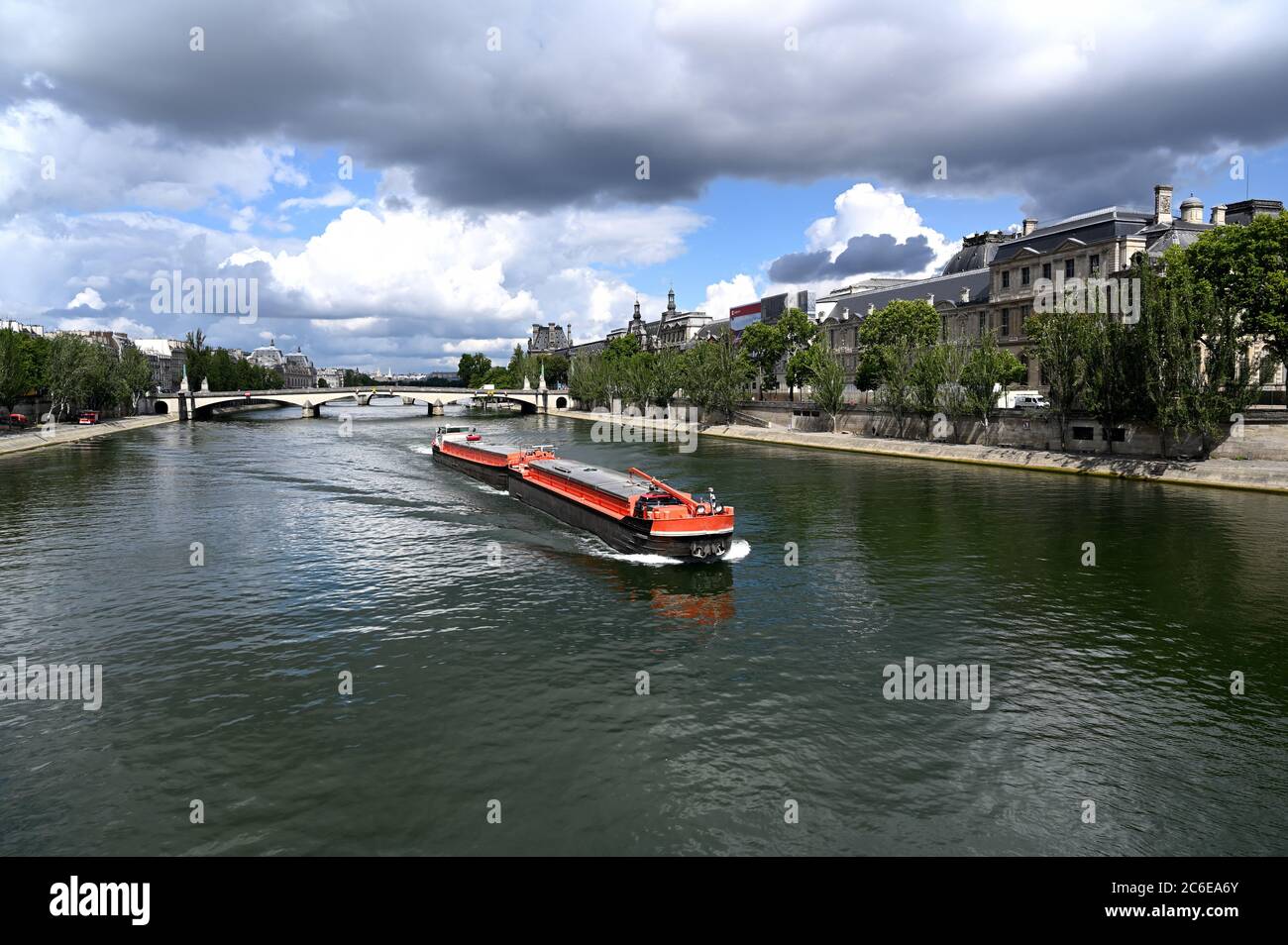 Historical bridge over seine river hi-res stock photography and images ...