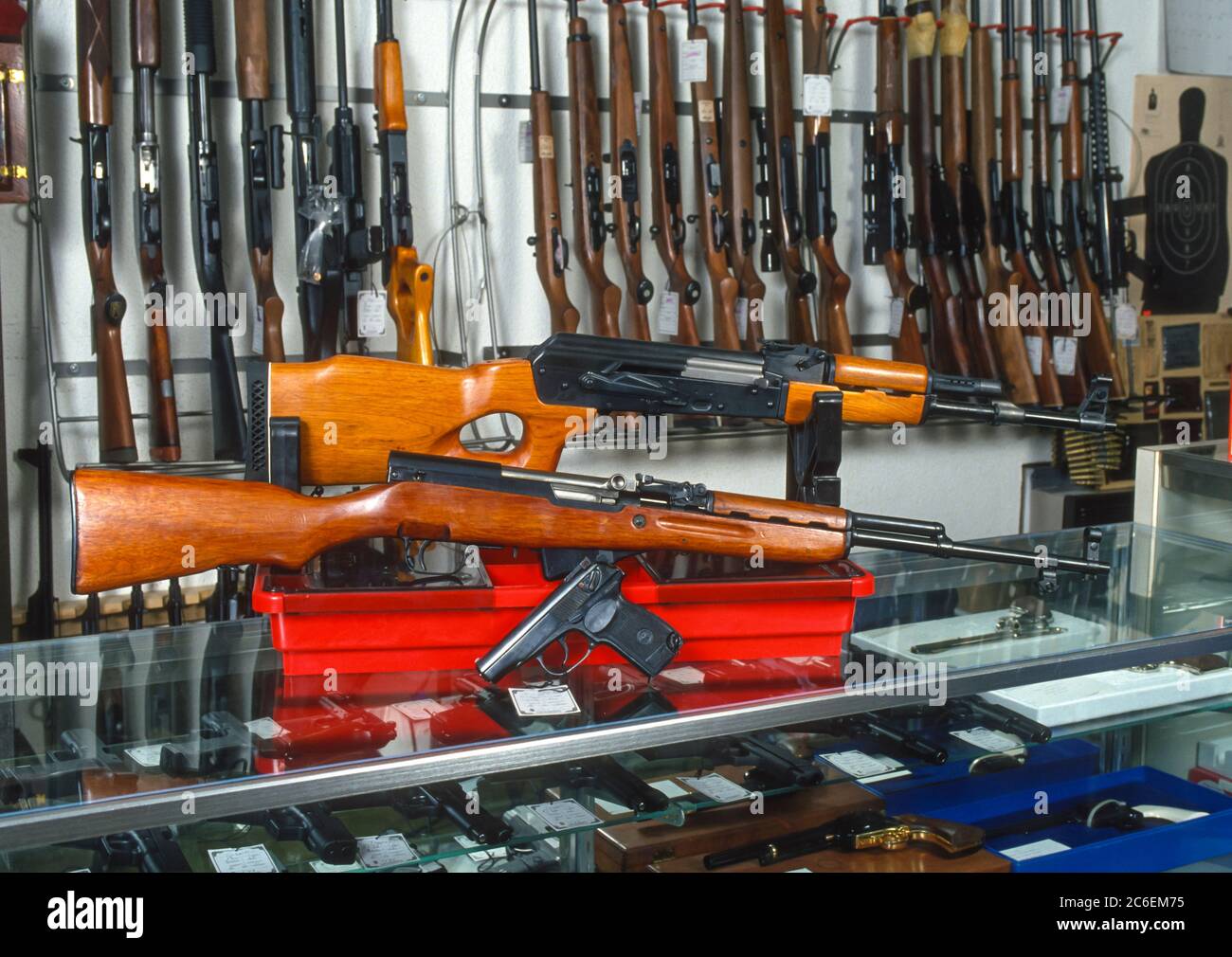 FAIRFAX, VIRGINIA, USA - Rifles displayed in gun store Stock Photo - Alamy