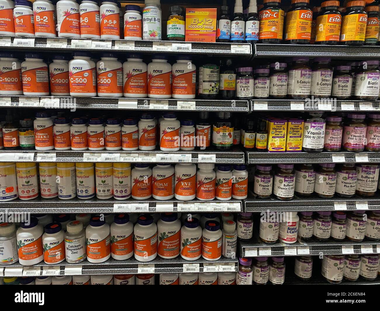 Vitamin supplements shelves hi-res stock photography and images - Alamy