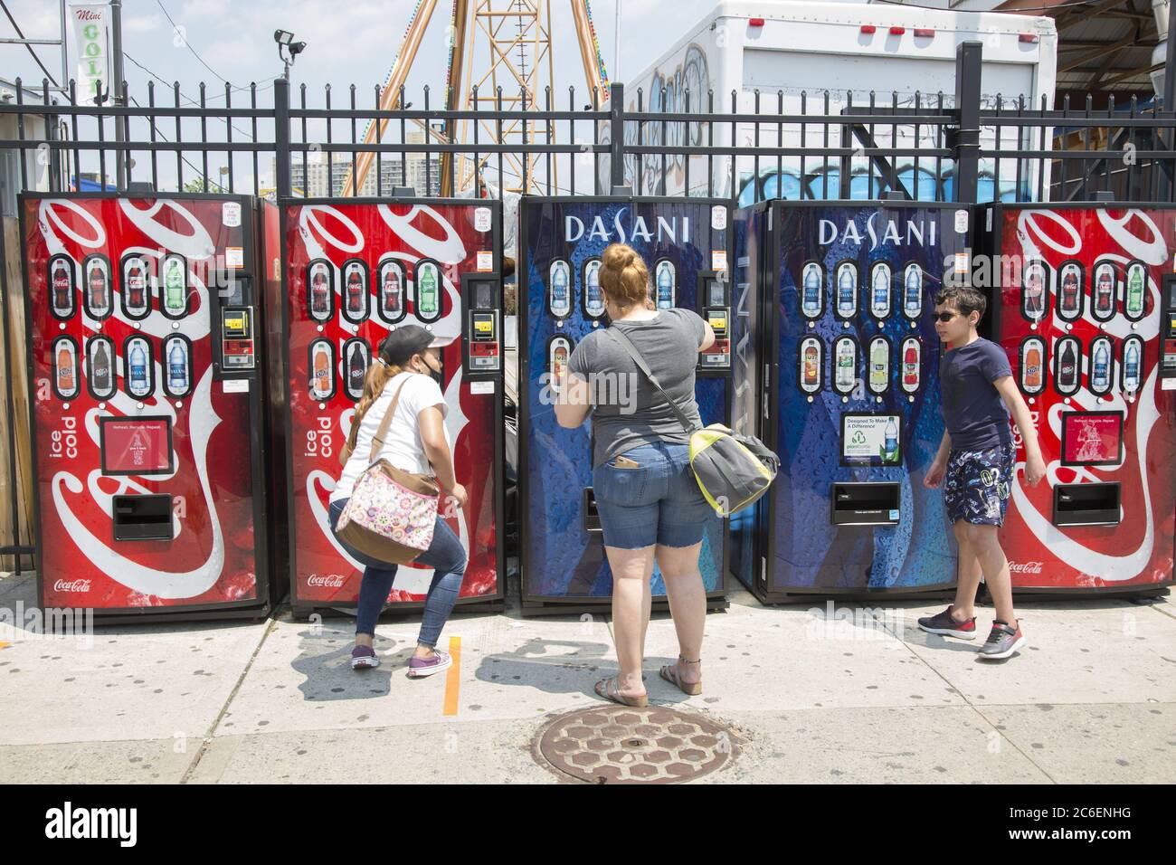 Soft drinks vending machines hi-res stock photography and images - Alamy