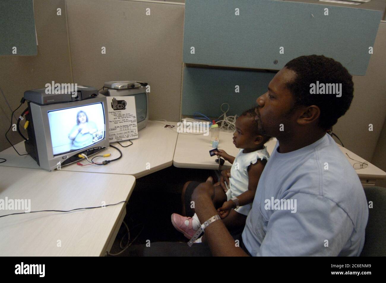 Sign language interpreter screen hi-res stock photography and images ...