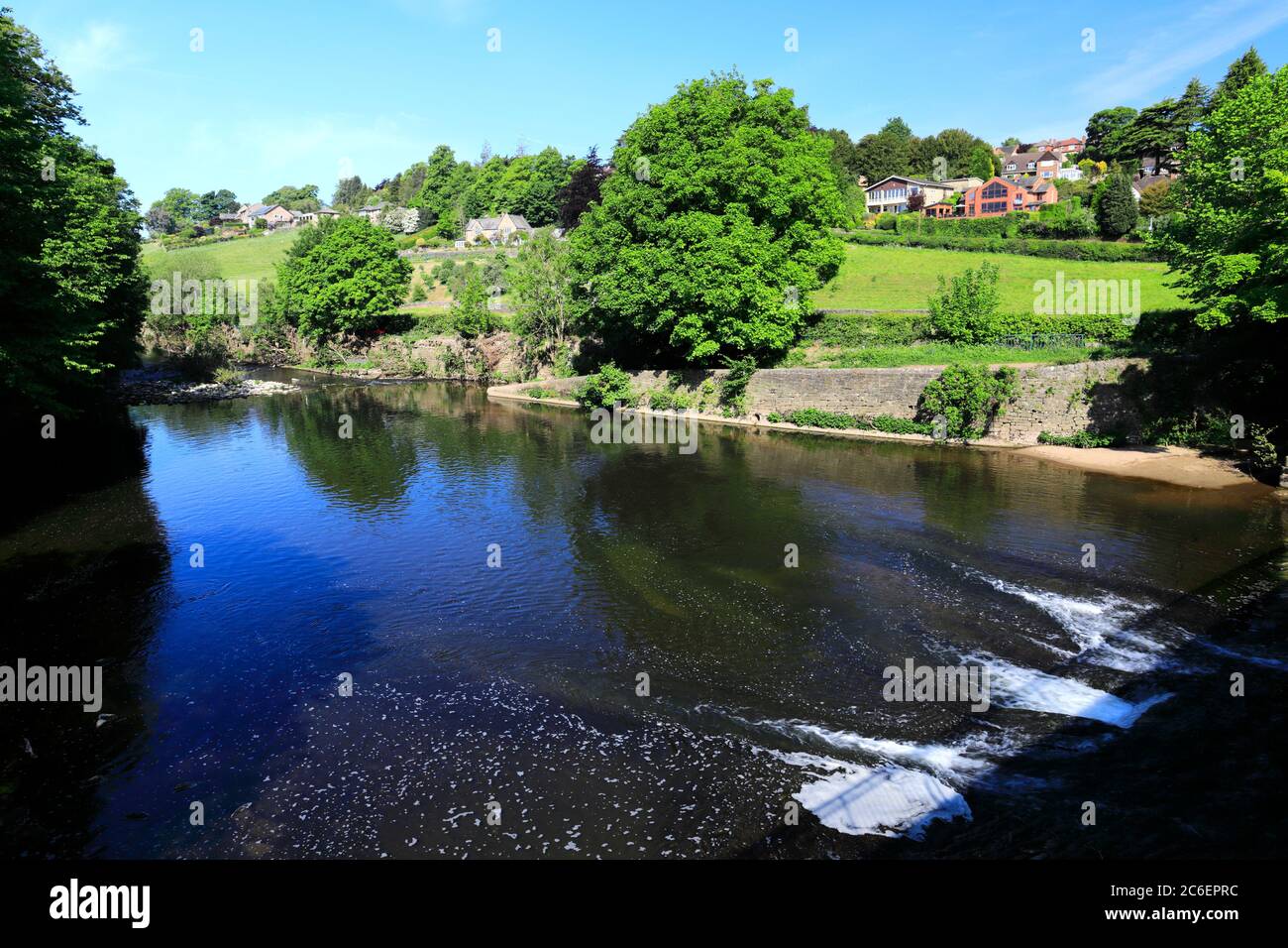 Spring view of the Belper bridge and weir, river Derwent, Belper town ...