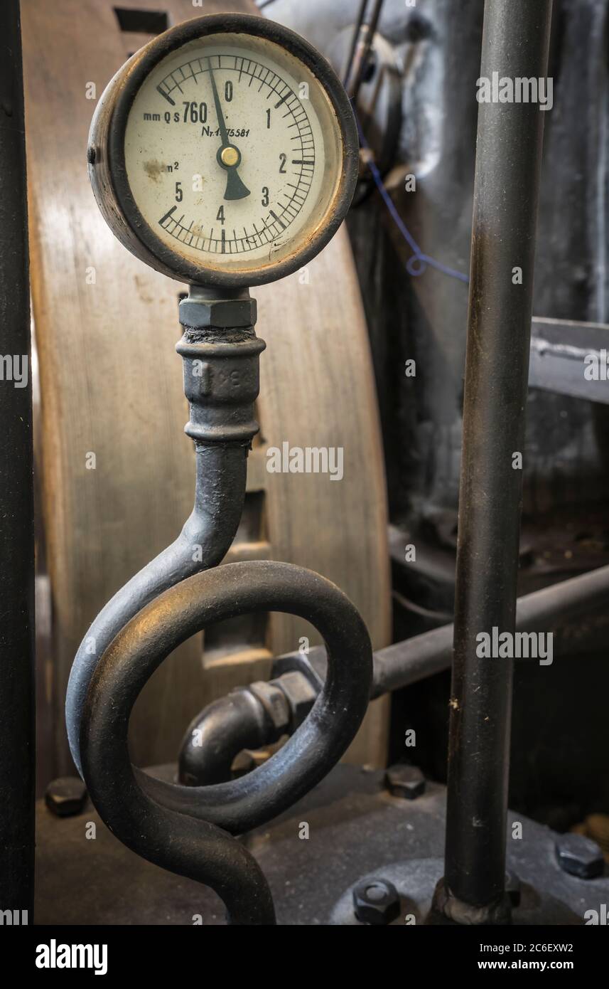 pressure gauge on a historic machine Stock Photo - Alamy