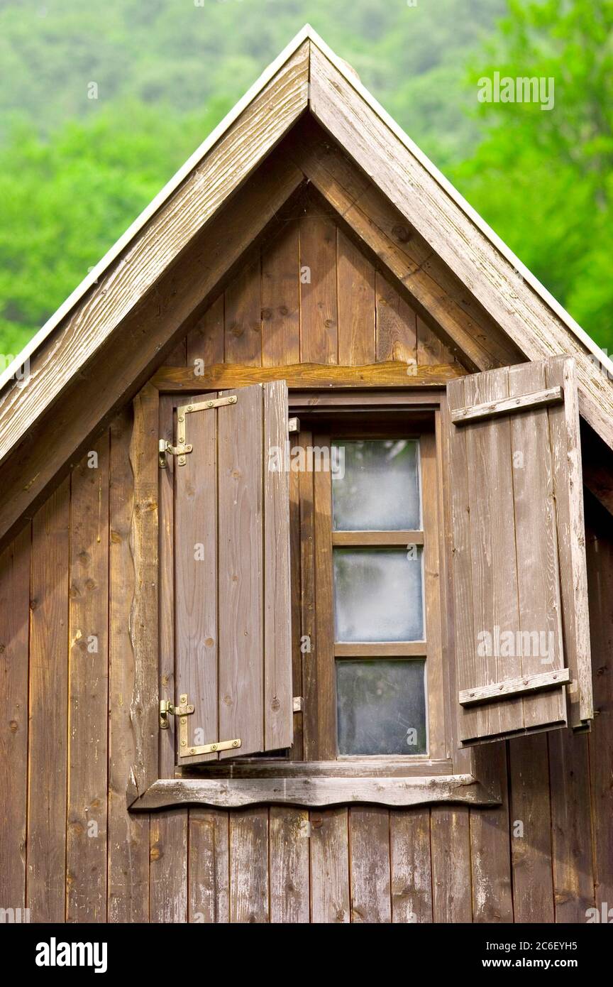 Old wooden cottage hi-res stock photography and images - Alamy