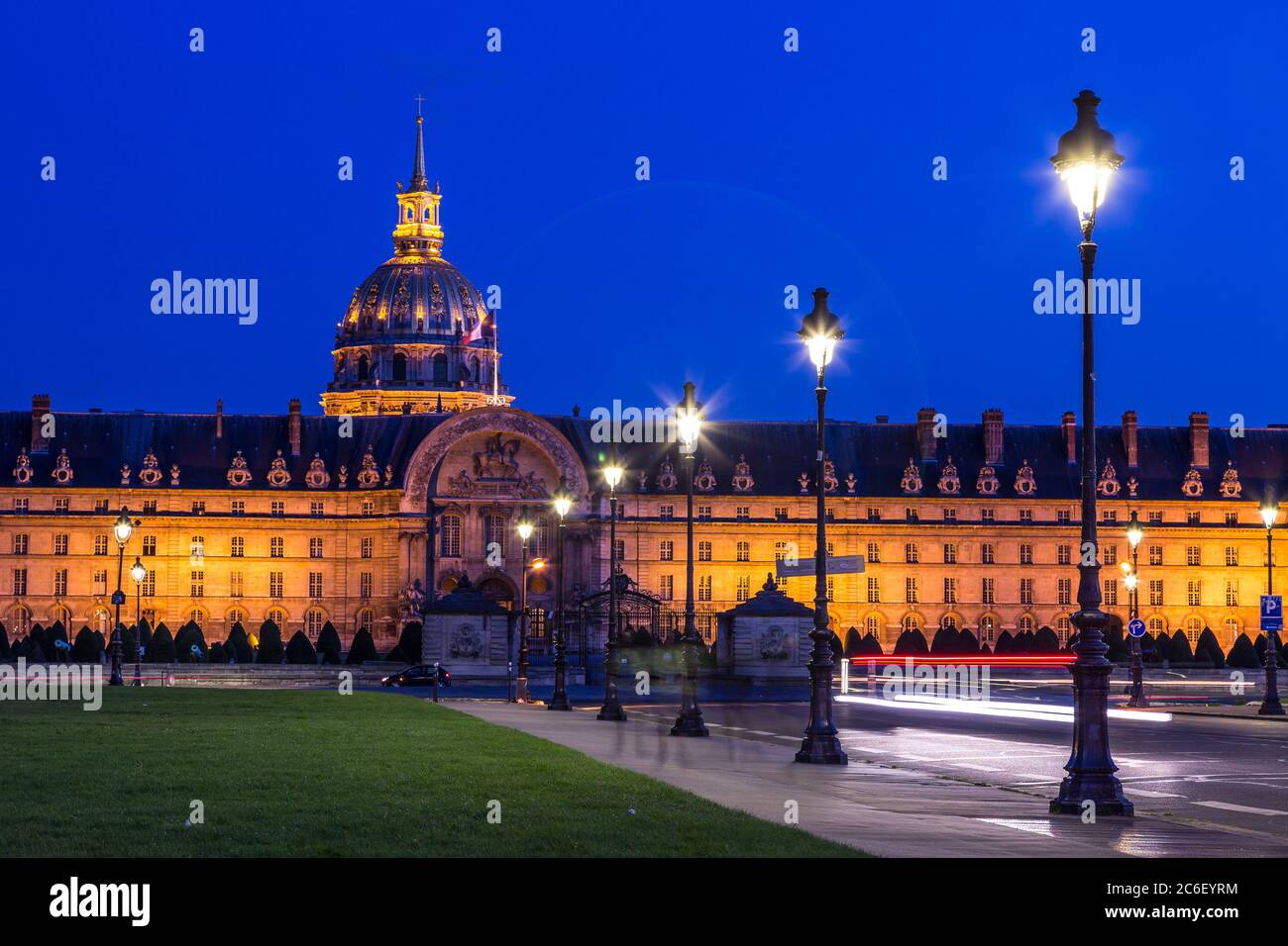 Les invalides grass hi-res stock photography and images - Alamy