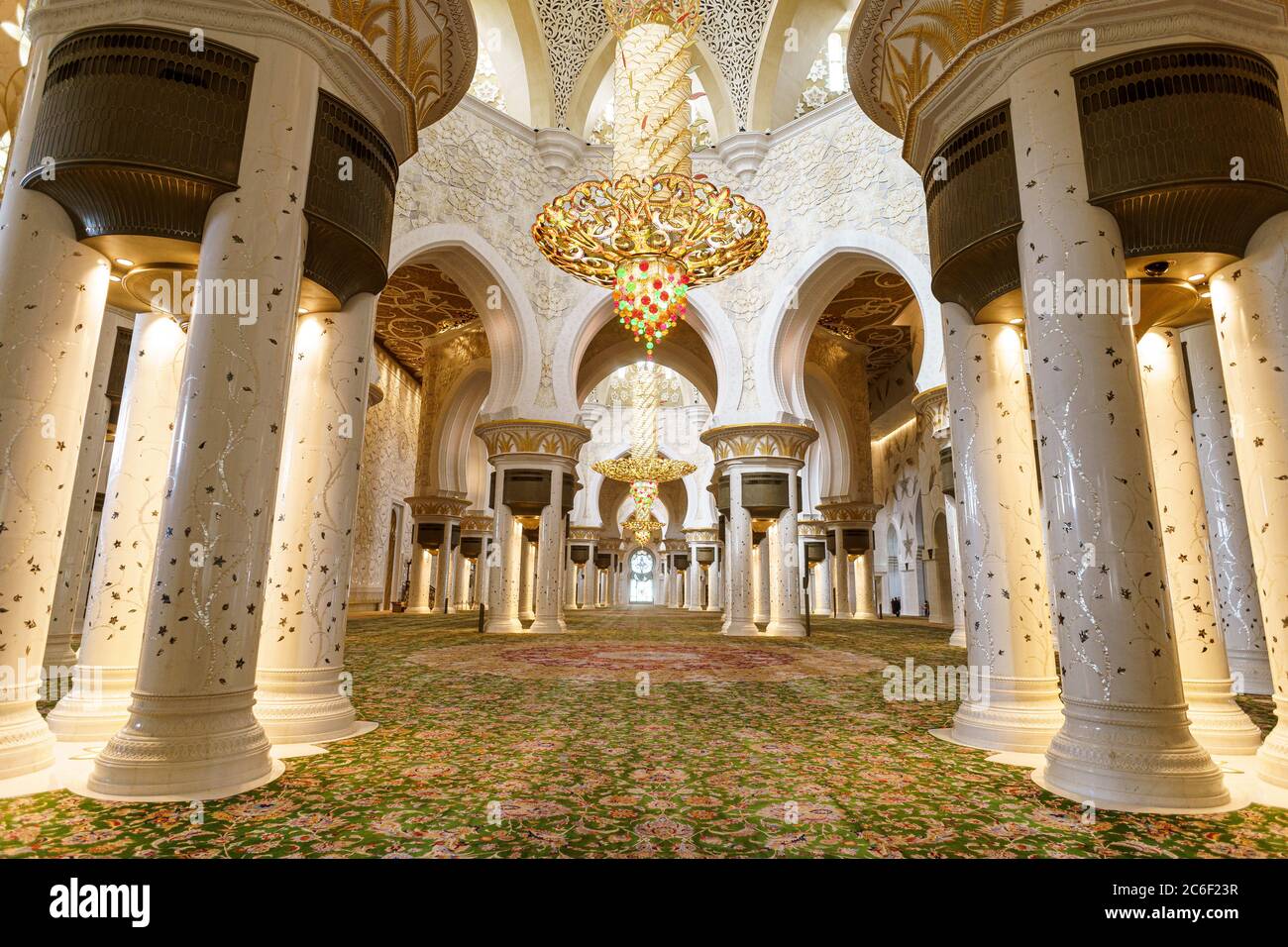 Panoramic view of the hall with columns and chandelier of the Abu Dhabi ...