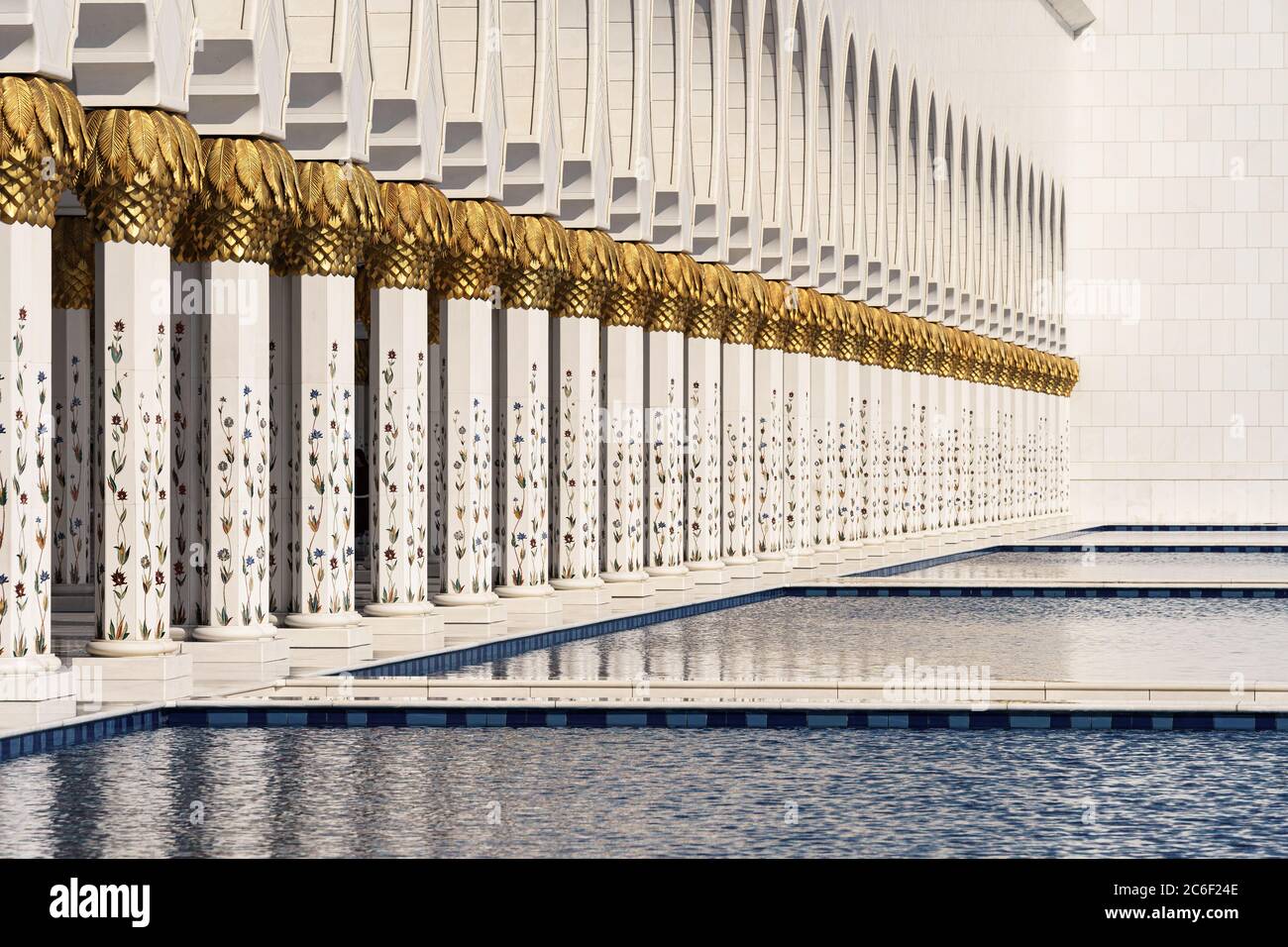 Mosque pool water hi-res stock photography and images - Alamy
