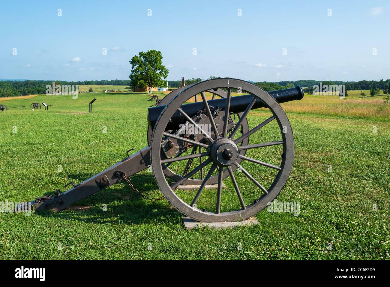 Wide angle photo of a cannon in Battlefield National Park, site of the ...