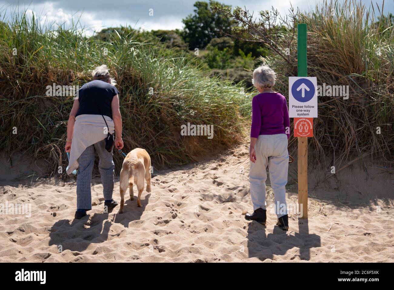 Gullane, Scotland, UK. 9 July, 2020. Signs and one-way system on beach ...