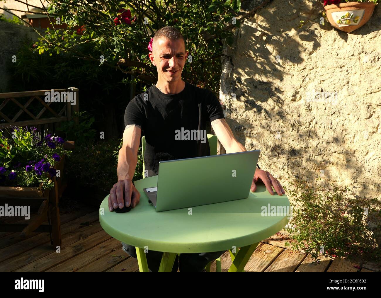 Telecommuting hi-res stock photography and images - Alamy