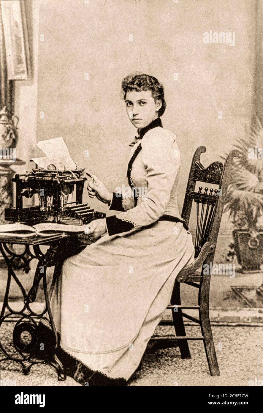 Woman desk typewriter hi-res stock photography and images - Alamy