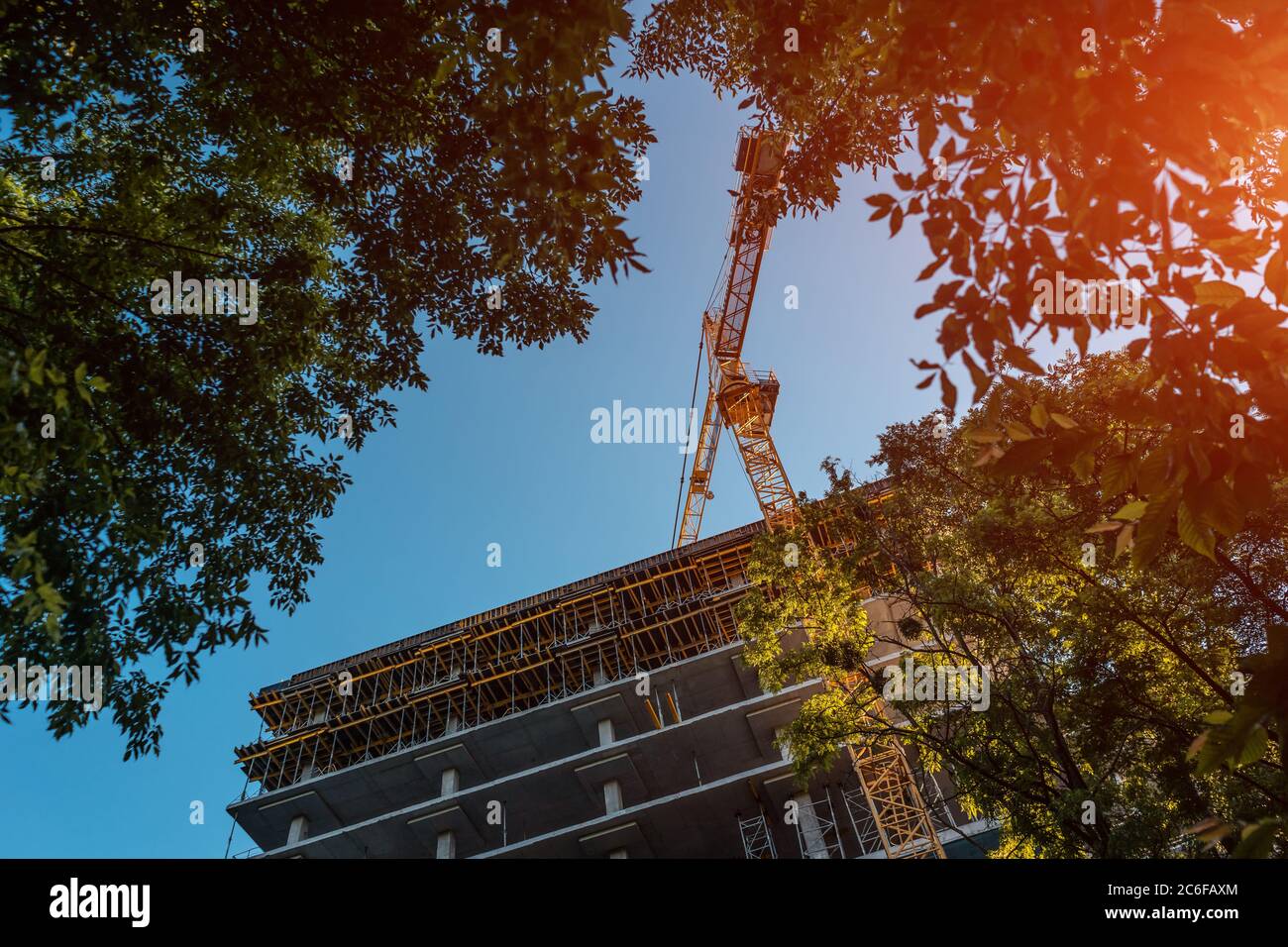 Crane working skyscraper hi-res stock photography and images - Alamy