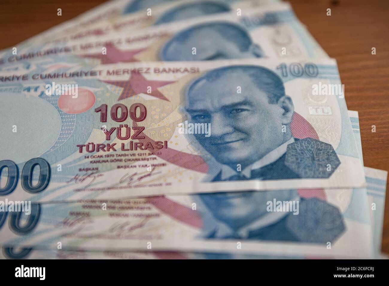 Bunch of 100 Turkish Currency Lira Banknotes Stock Photo - Alamy