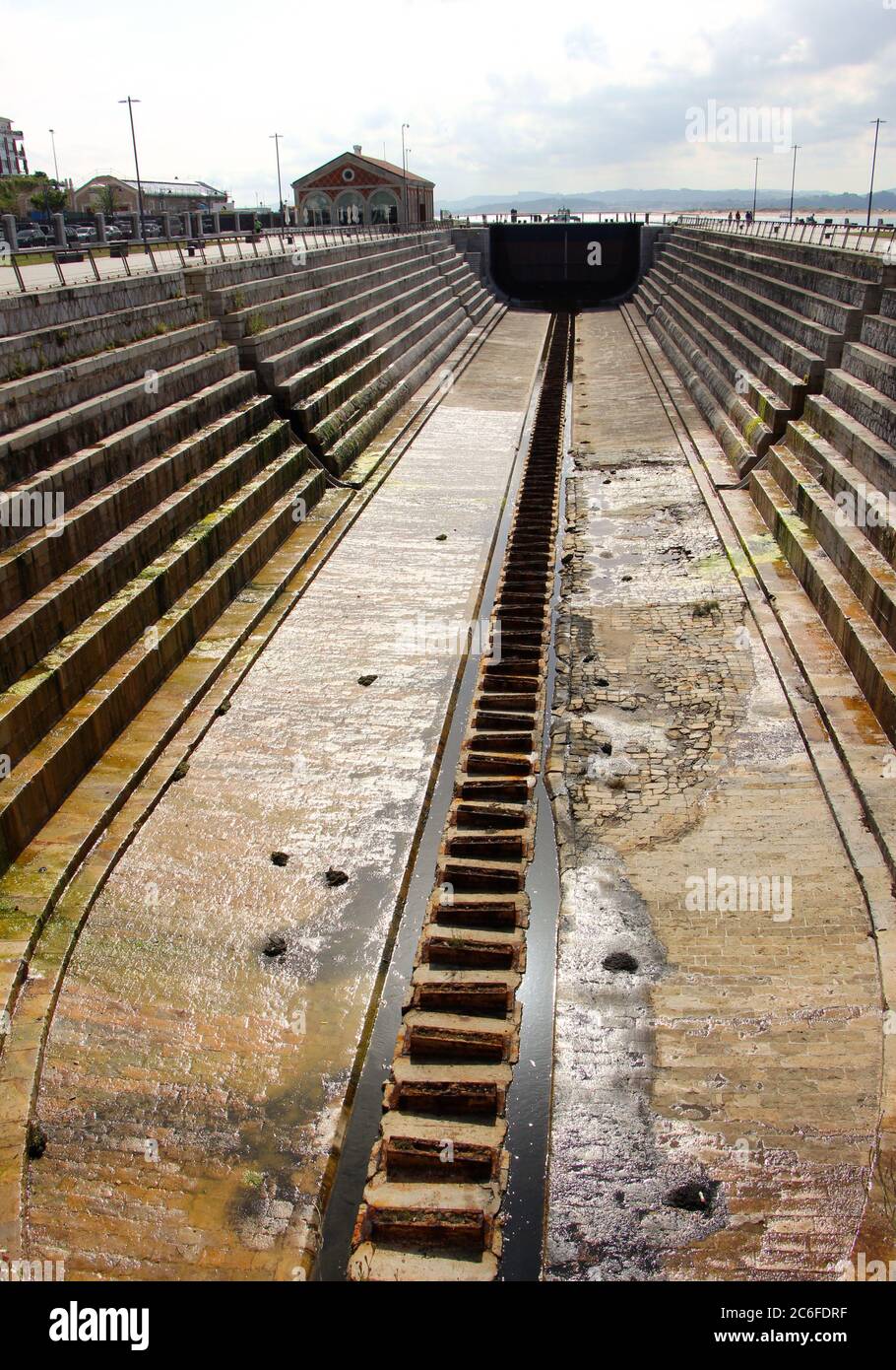 Dique seco hi-res stock photography and images - Alamy