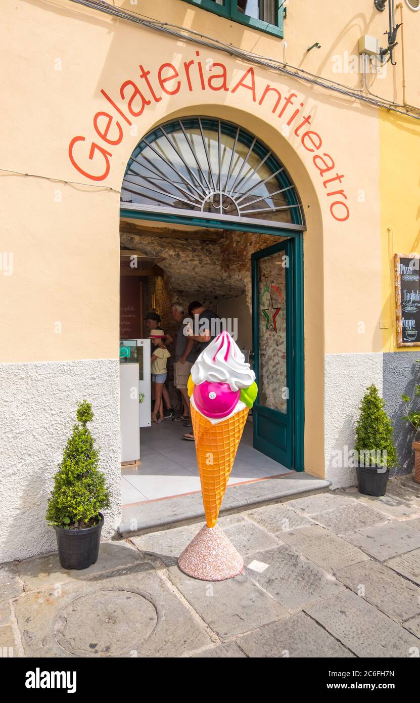 Lucca, Italy - August 14, 2019: Ice-cream shop Gelateria Amphitheatro ...