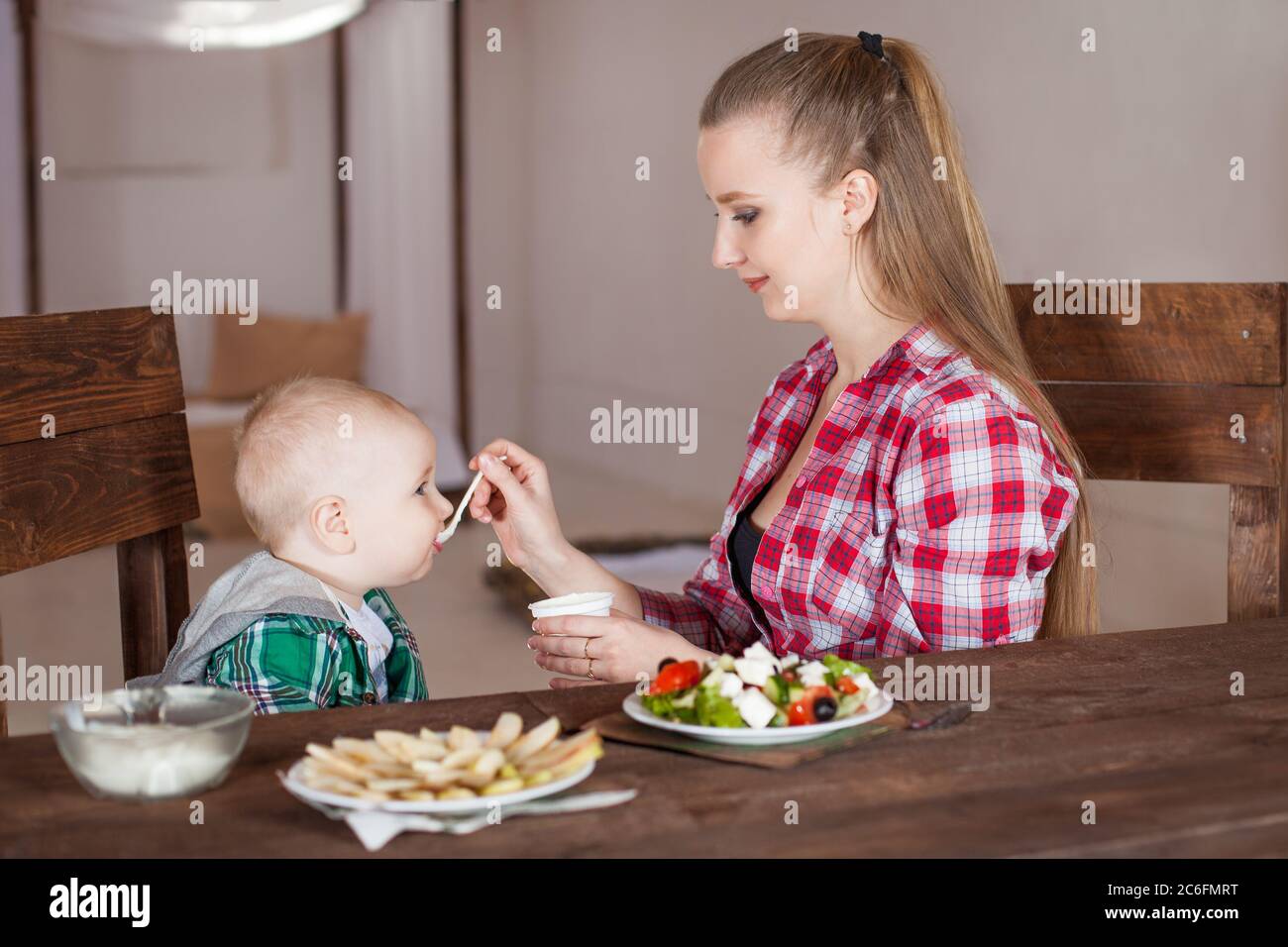 Baby weaning hi-res stock photography and images - Alamy