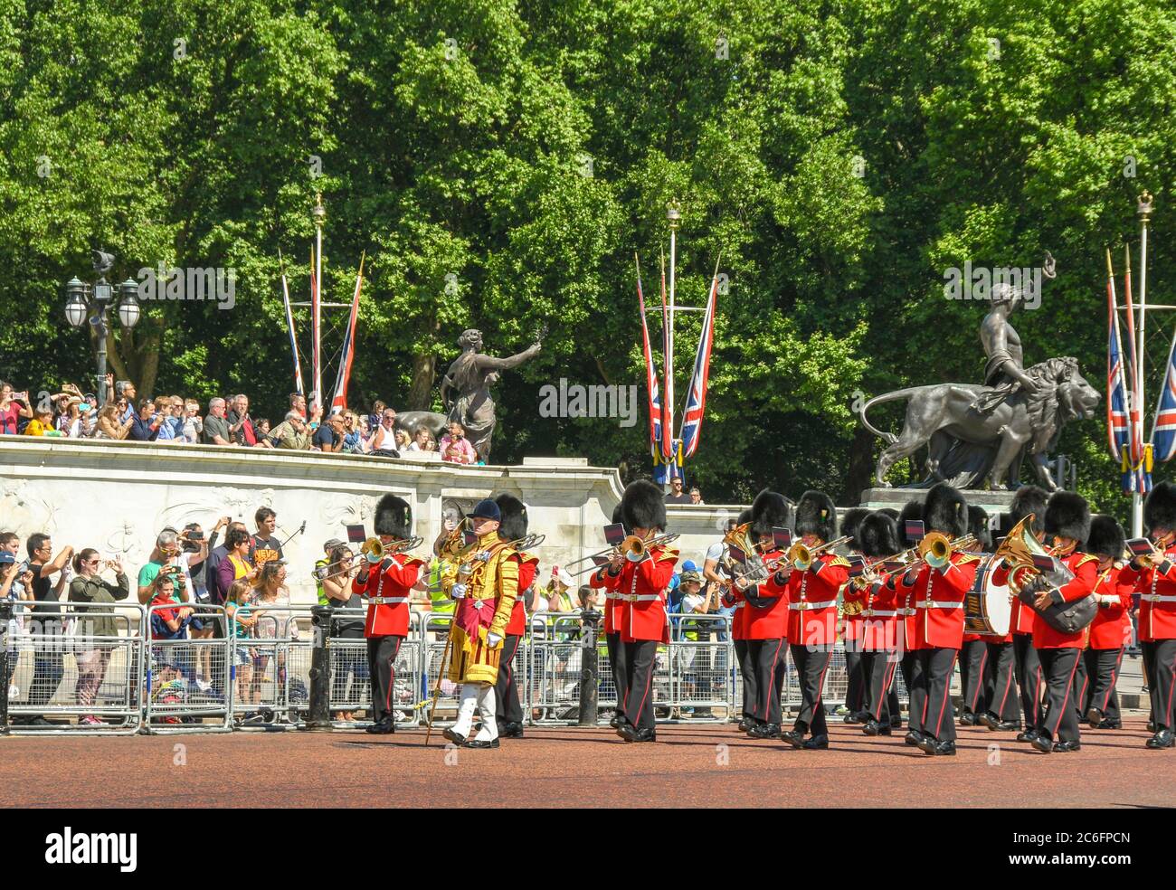 Buckingham palace crowd hi-res stock photography and images - Alamy