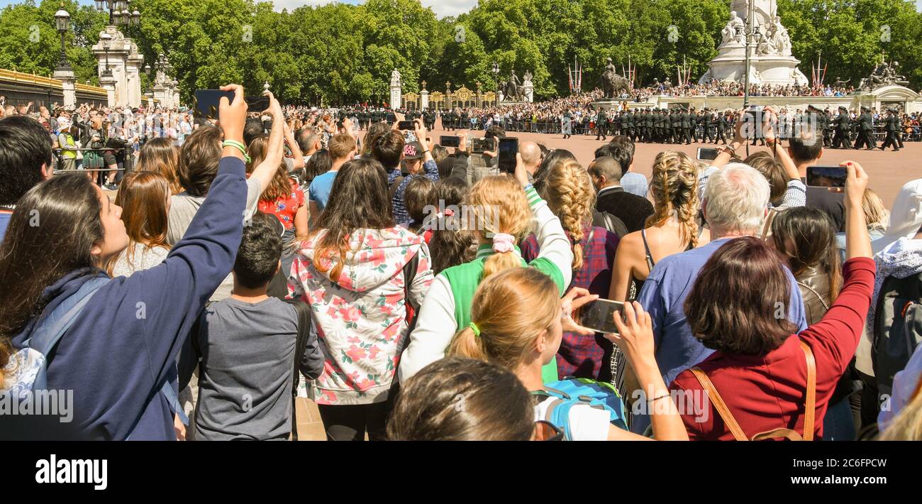 Buckingham palace crowd hi-res stock photography and images - Alamy