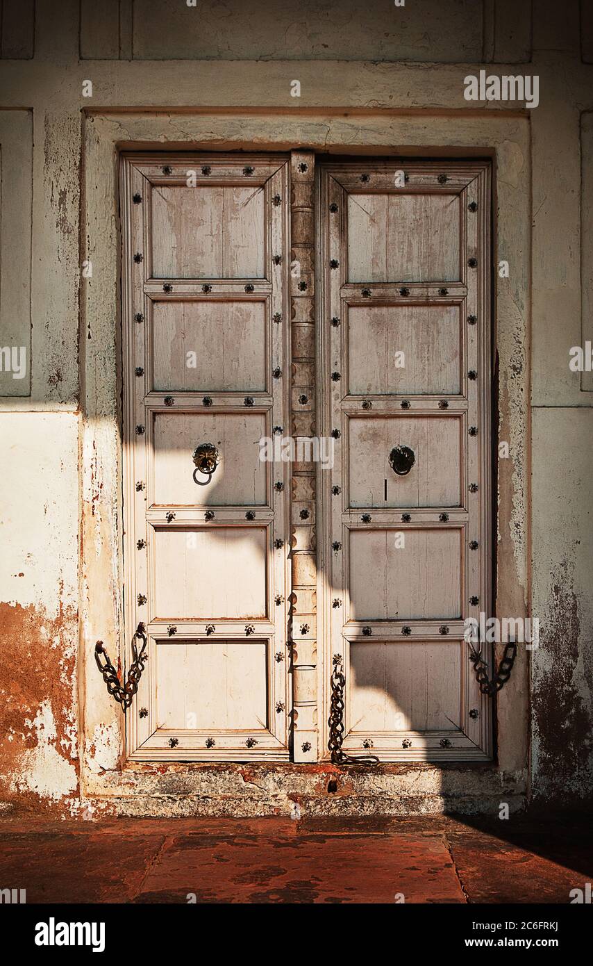 Closed wooden door agra fort hi-res stock photography and images - Alamy