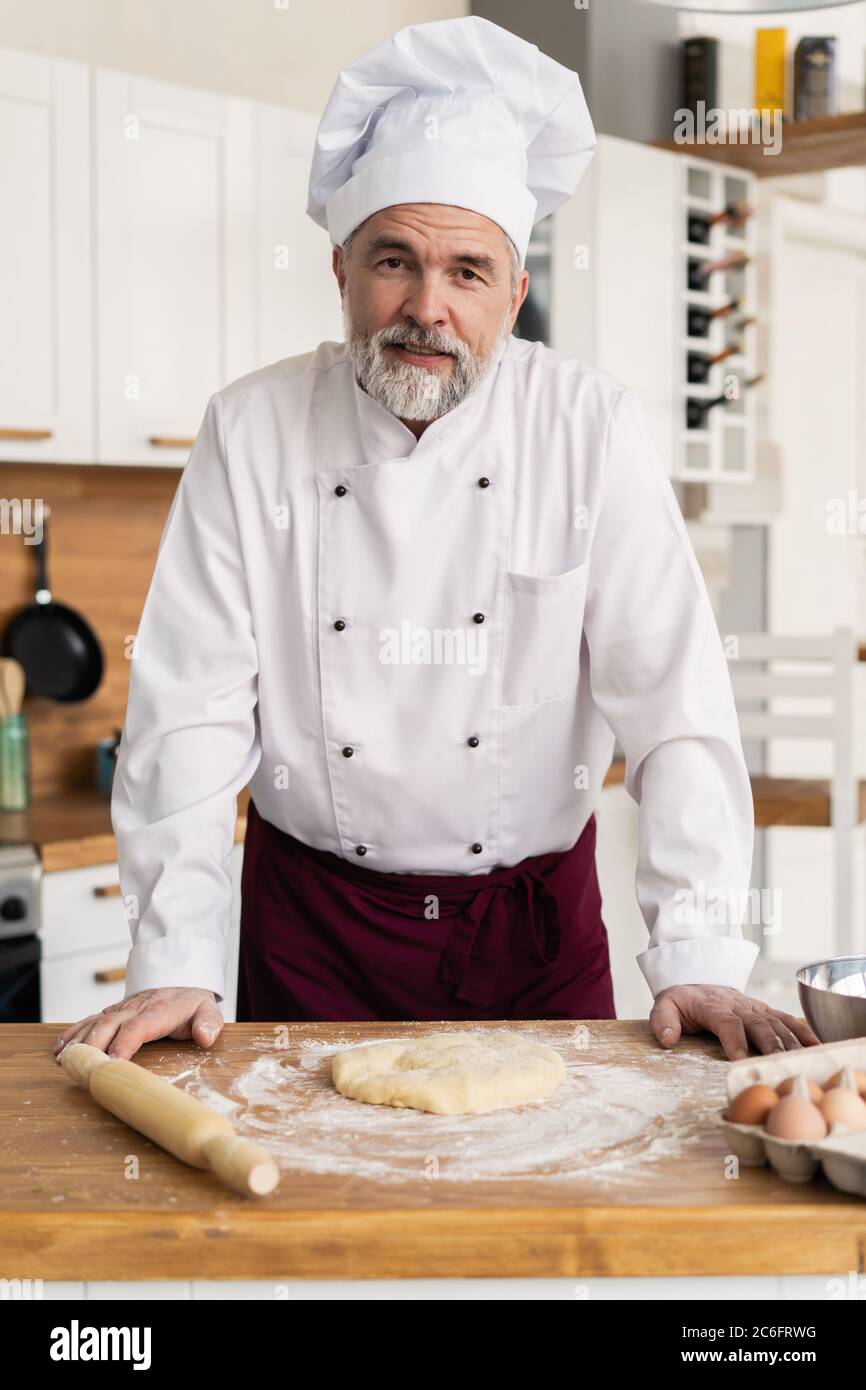 Man cooking wood fire pizza hi-res stock photography and images - Alamy