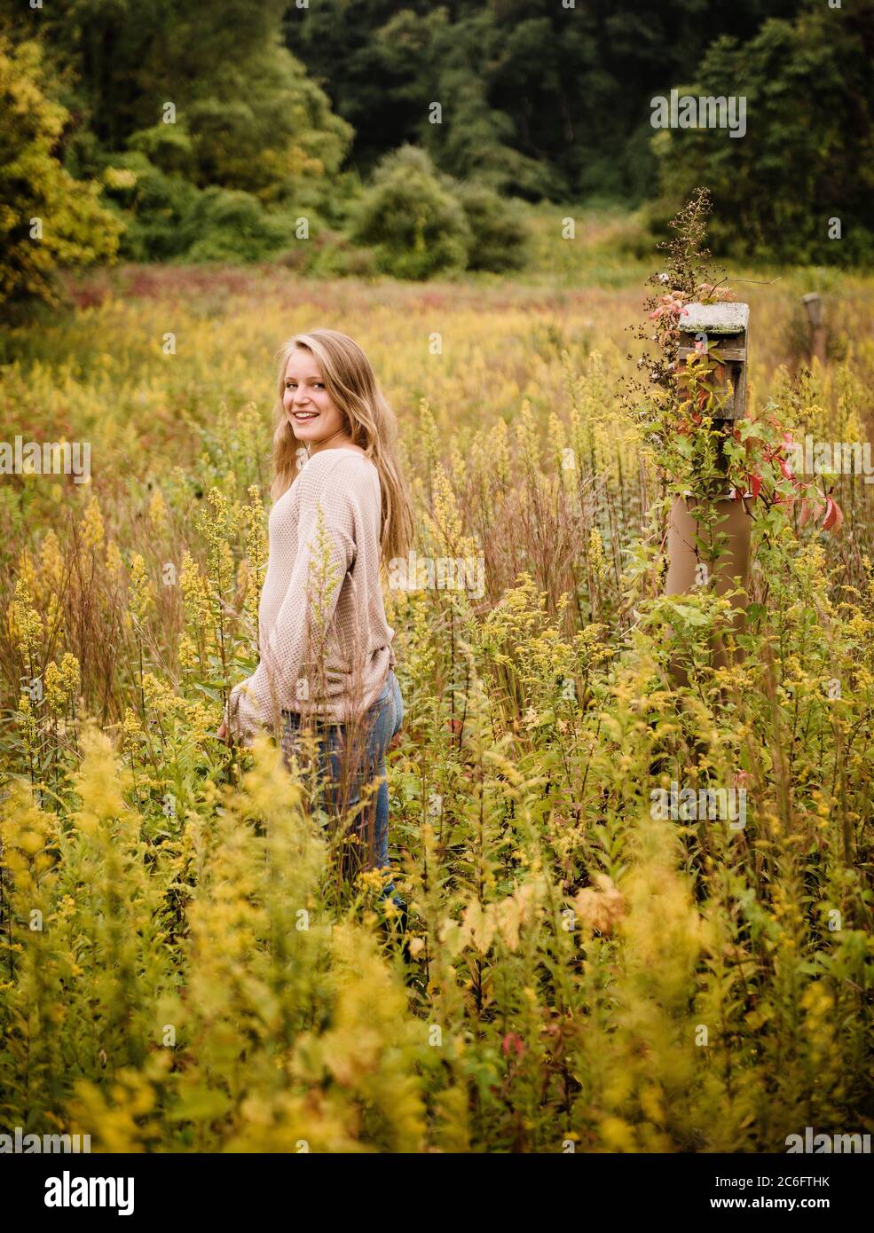Green field happy people hi-res stock photography and images - Alamy
