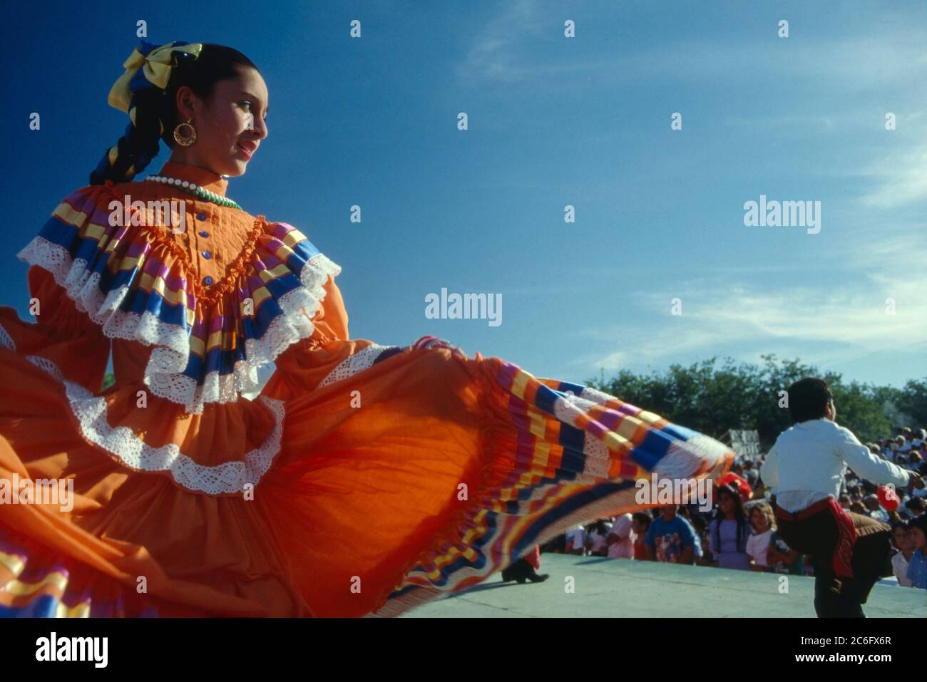 Hispanic cinco de mayo dancer dancing hi-res stock photography and ...
