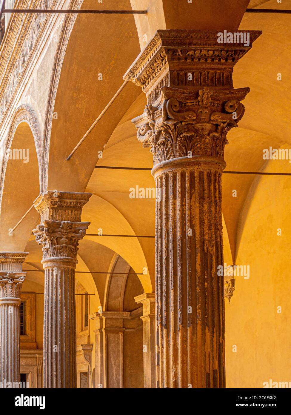 Arches italy courtyard italy hi-res stock photography and images - Alamy