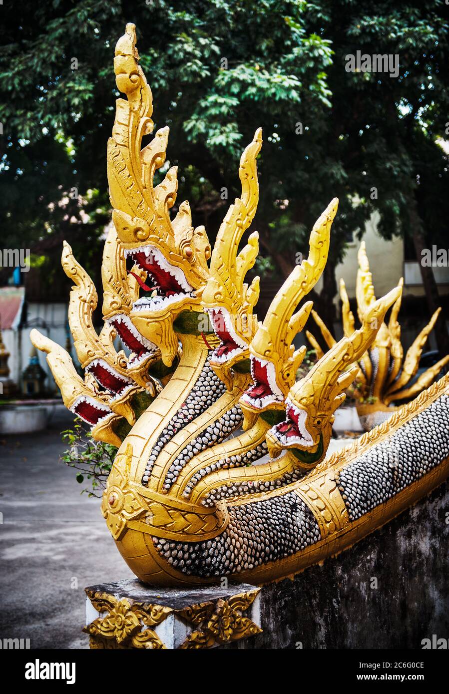 Golden dragon statue hi-res stock photography and images - Alamy