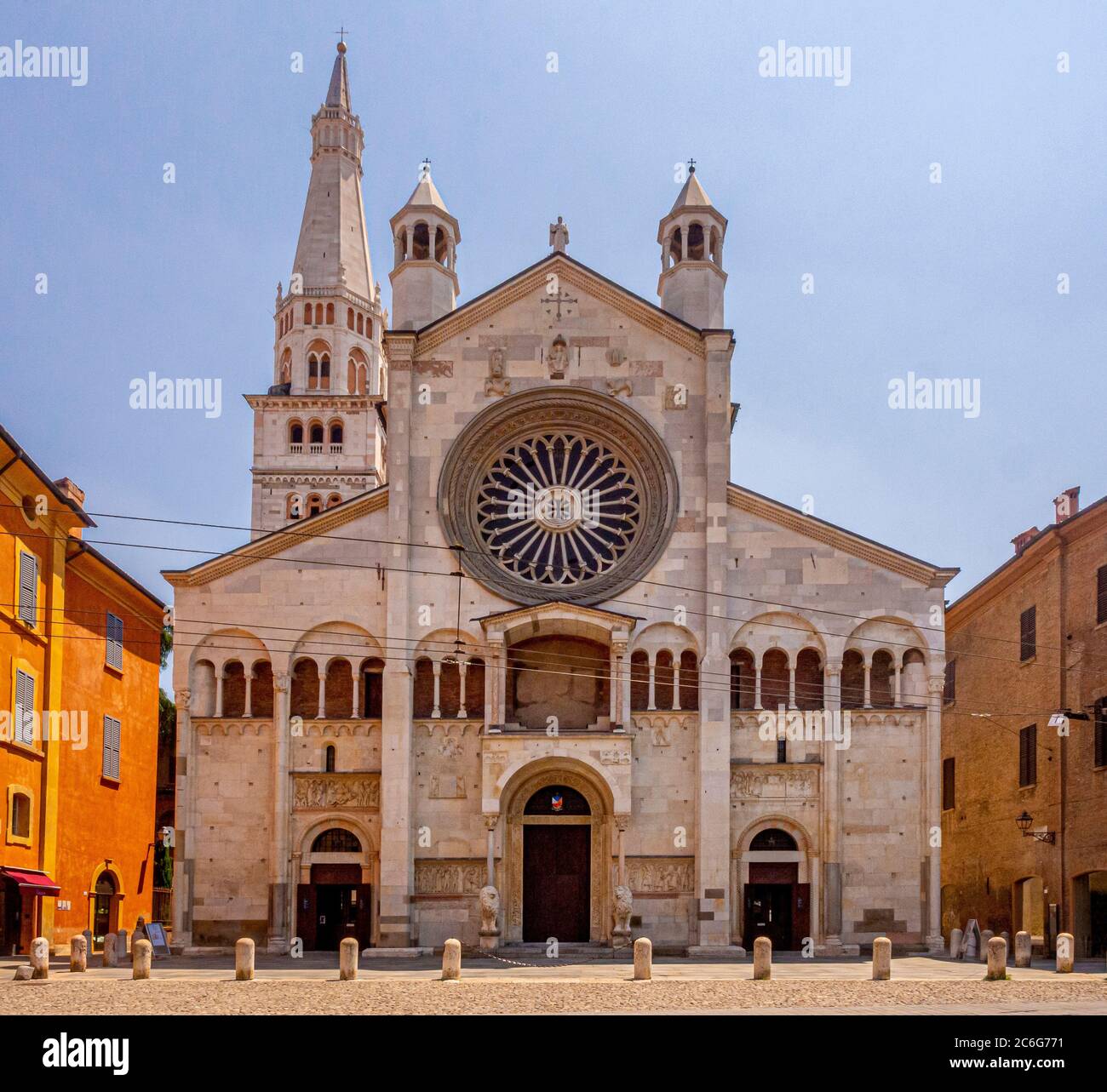Main entrance of Duomo di Modena, Italy Stock Photo - Alamy
