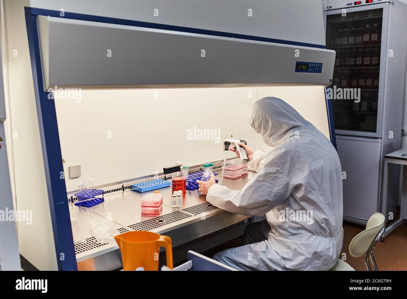 Lab technician computer chemistry hi-res stock photography and images ...