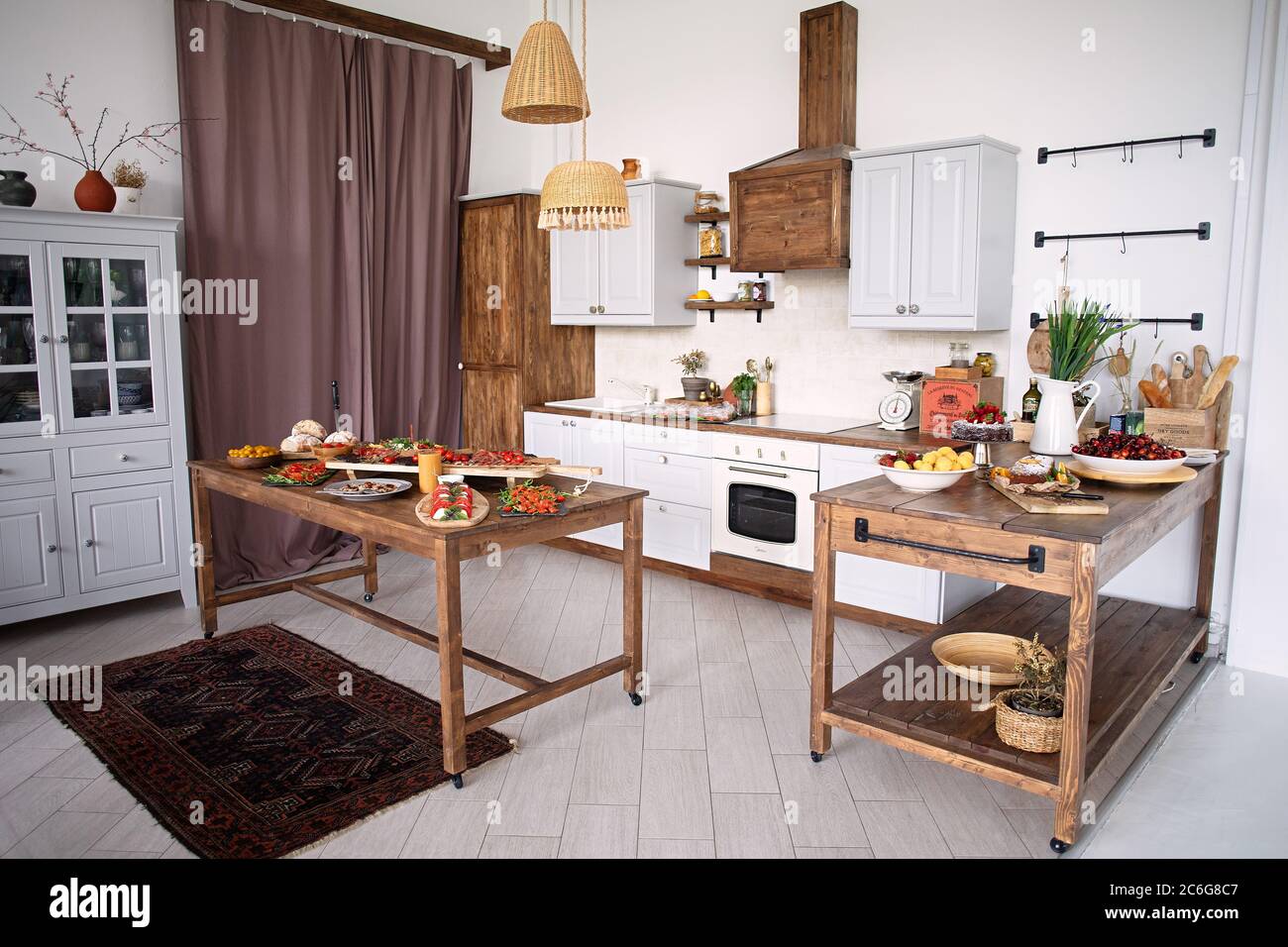 Preparing tables hi-res stock photography and images - Alamy