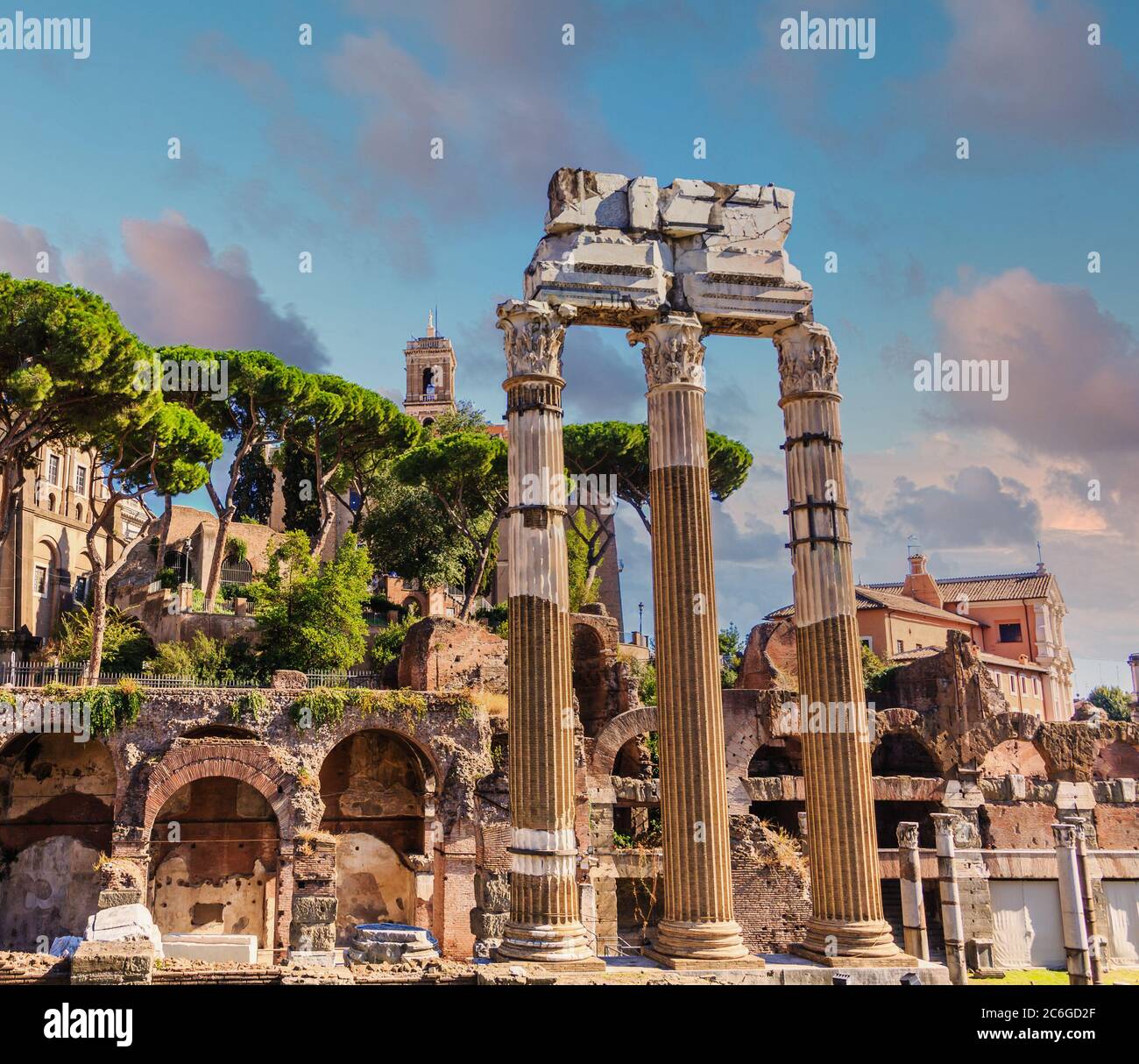 Broken columns in ruins hi-res stock photography and images - Alamy