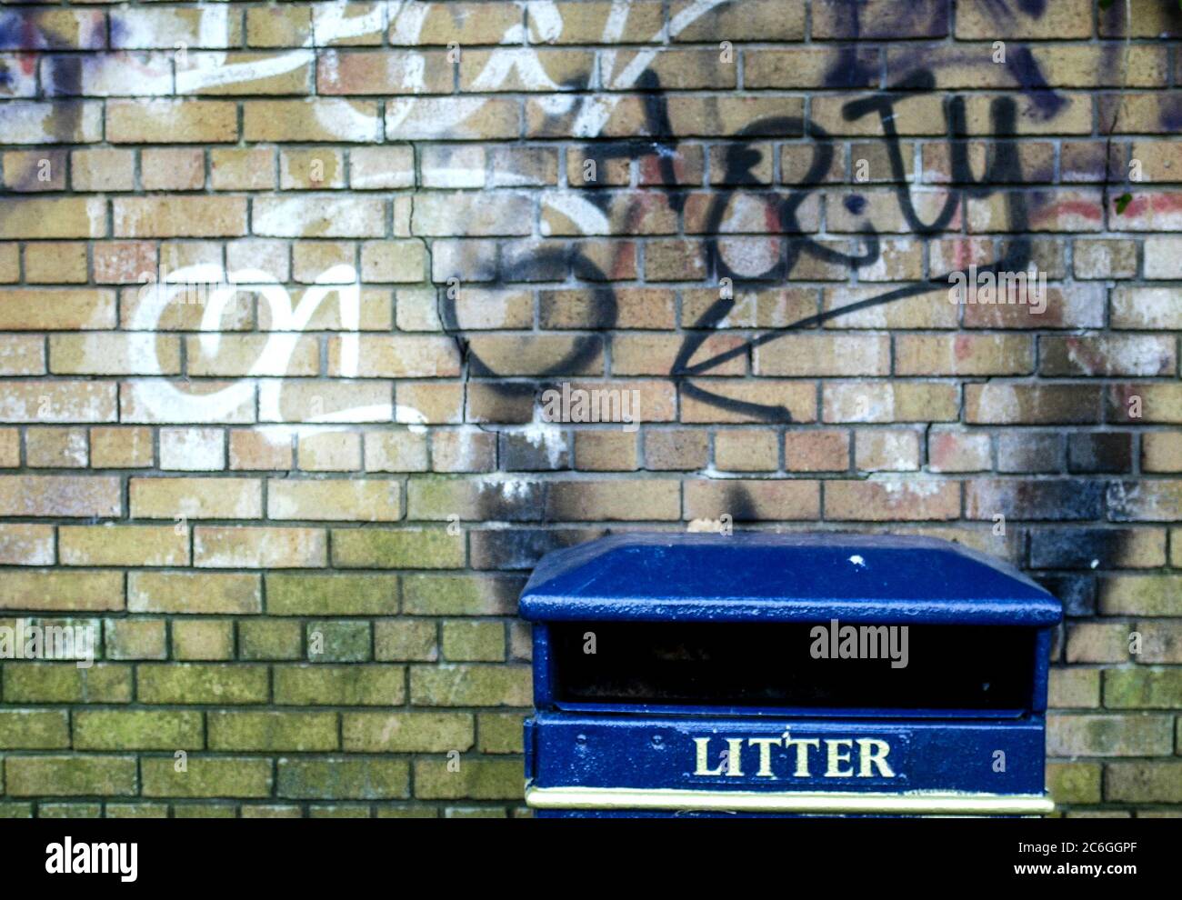 Painted dustbin hi-res stock photography and images - Alamy