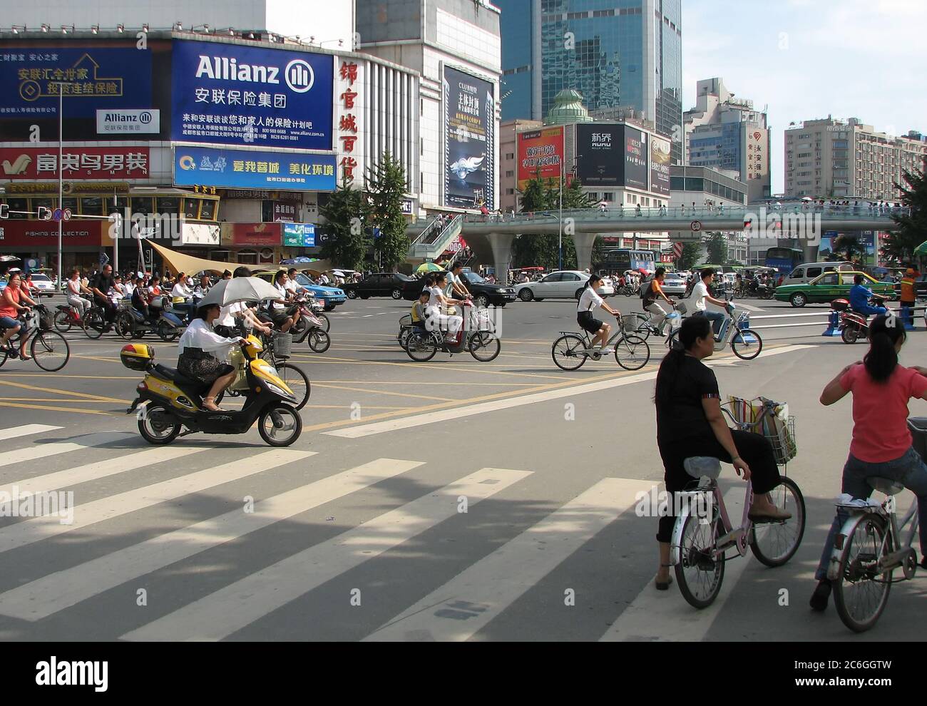 Busy intersection in Chengdu, China Stock Photo - Alamy