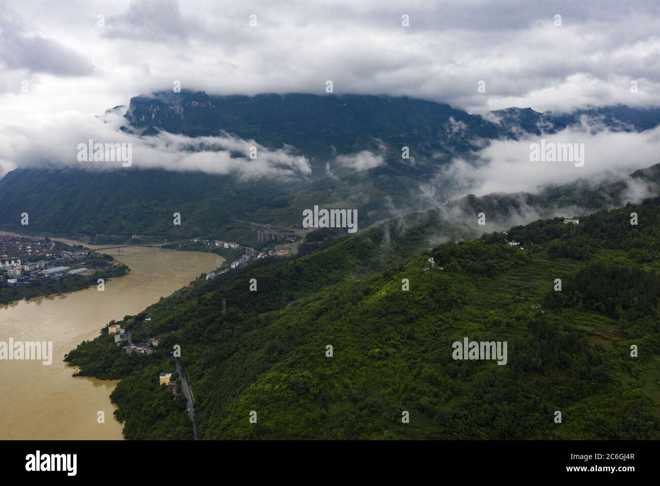After days of heavy rainstorm, the Wu River was flooded, flood waters ...
