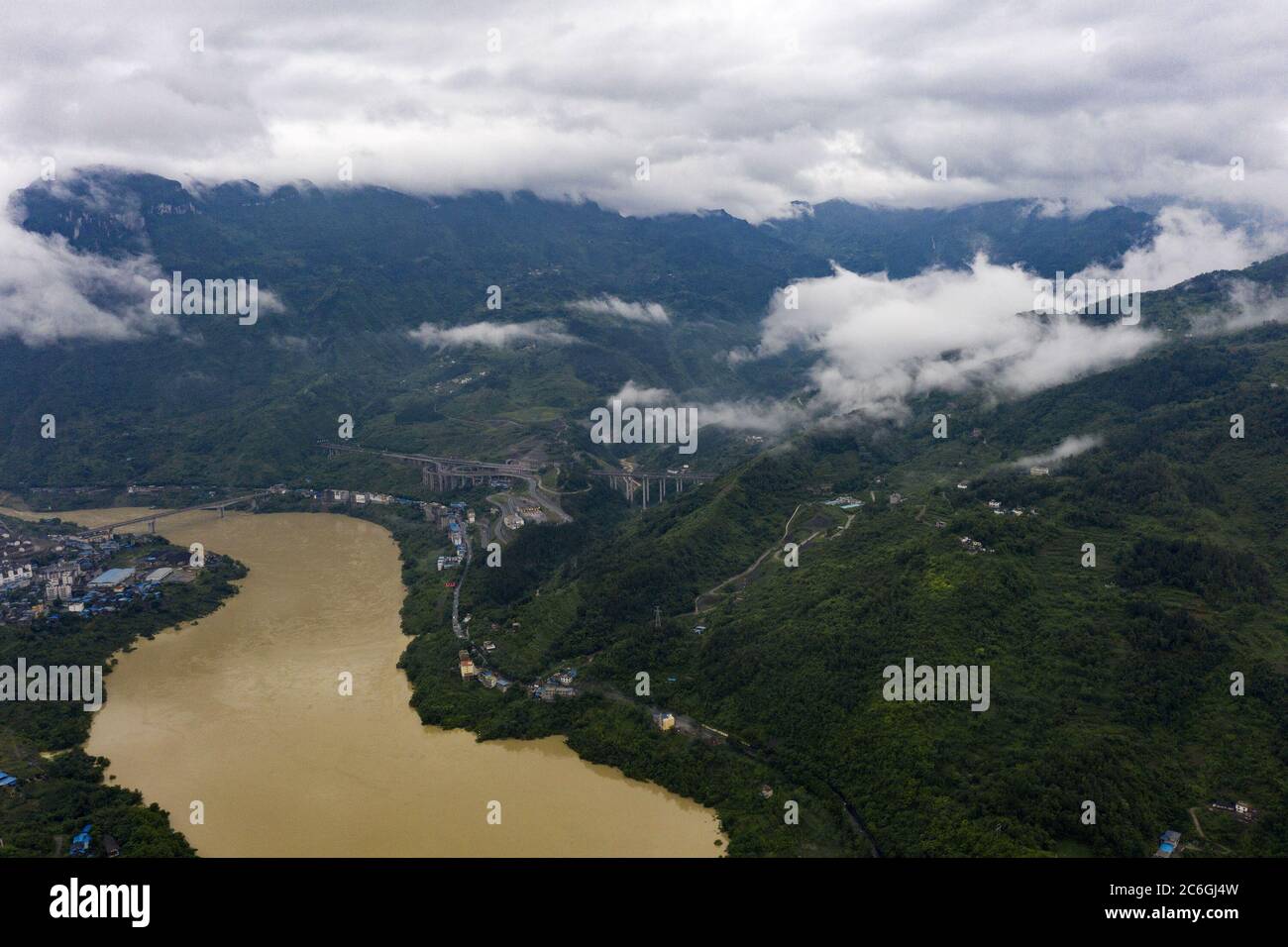 After days of heavy rainstorm, the Wu River was flooded, flood waters ...
