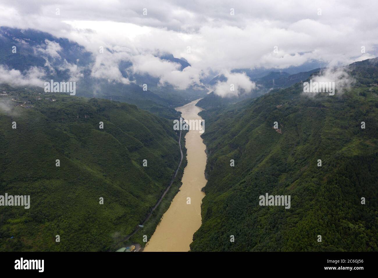 After days of heavy rainstorm, the Wu River was flooded, flood waters ...